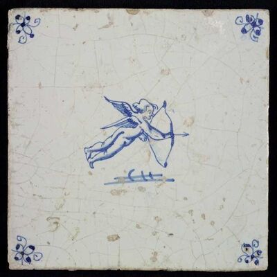 Figuurtegel, vliegende cupido en pijl en boog, hoekmotief spin | Europeana