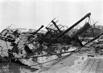 Eteläsatamassa tulipalossa vahingoittunut ss Bore II. Lyypekinlaituri ...