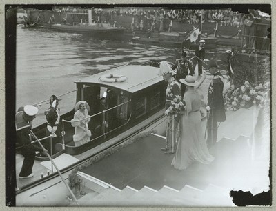 Kronprinsparret modtaget af kongeparret og prins Knud i København ...