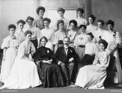 Anna Sethne og Olaf Berg med elever ved Olaf Bergs Pigeskole. | Europeana